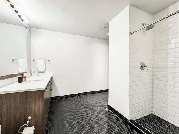 Elegant 2bd | Dt Dallas | Sleeps 16 | Free Parking - Texas