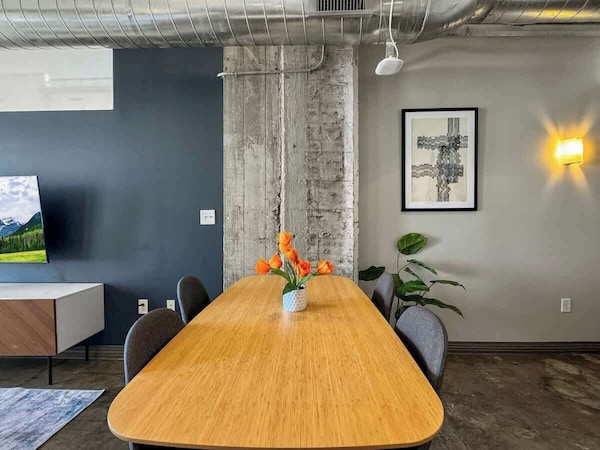 Elegant 1bd | Dt Dallas | Sleeps 12 | Free Parking - Dallas, TX
