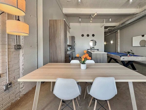 Elegant 1bd | Dt Dallas | Sleeps 10 | Free Parking - Dallas, TX