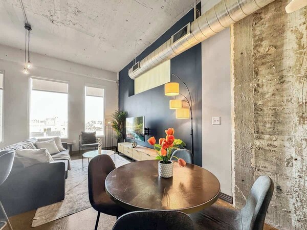 Elegant 1bd | Dt Dallas | Sleeps 12 | Free Parking - Dallas, TX
