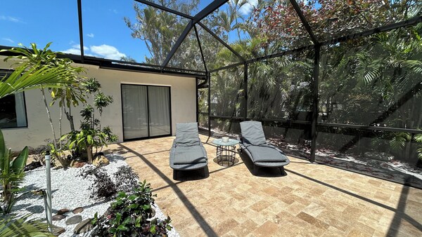 3 Bedroom Bonita Bungalow With Huge Screened-in Patio & Backyard, Pet Friendly - Bonita Springs, FL