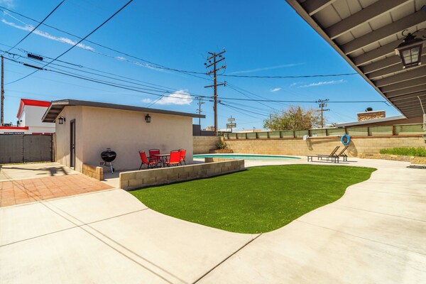 Charming 3-bedroom House With Pool In Lancaster - Lancaster, CA