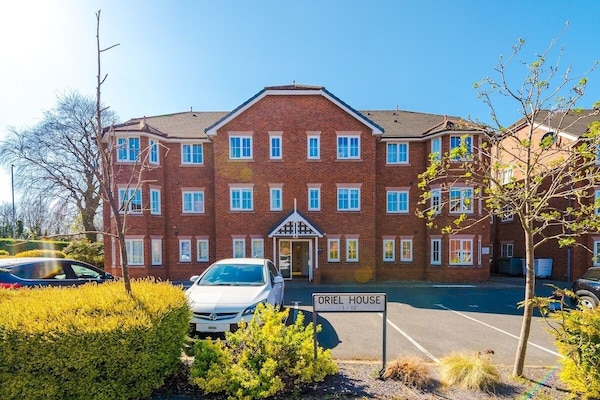 Comfy & Convenient 2br Apartment Near Chester - University of Chester