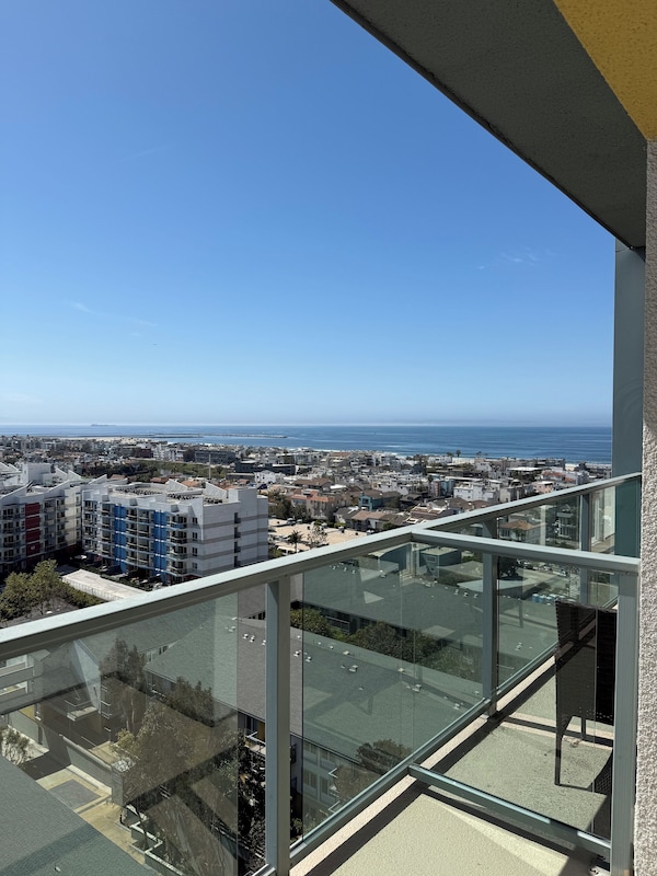 Oceanfront Bliss, Beach & Marina Views, Roomy 1br - Marina del Rey, CA