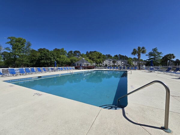 Plush 1st Floor 2bd 2ba Pool, Hottub Kiddie Pool - Conway, SC