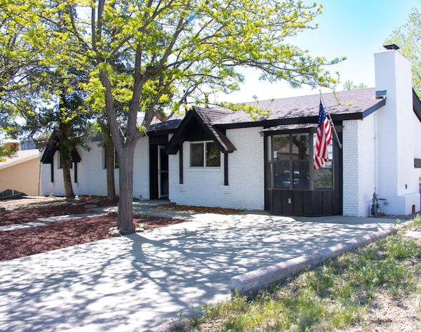 Spacious 4-bedroom Retreat With Pool, Game Barn & Prime Location! - Farmington, NM