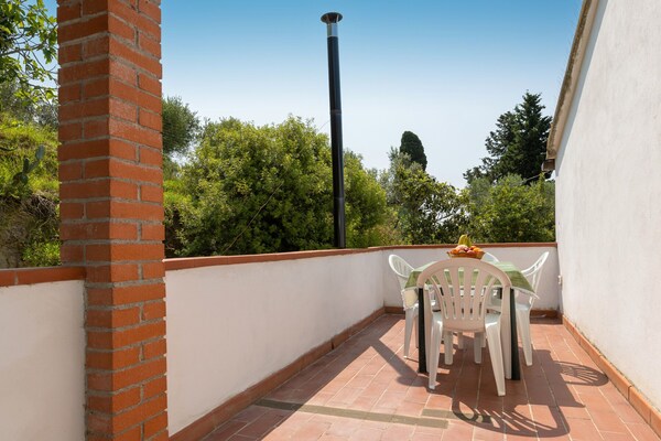 Apartment 'Melograno' With Private Terrace, Shared Garden And Wi-fi - Cecina