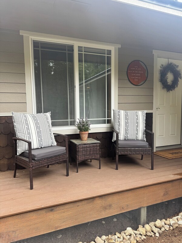 Cozy 2br/2ba Coolin Getaway Steps Away From Priest Lake, Shops, Food, And Trails - Priest Lake, ID