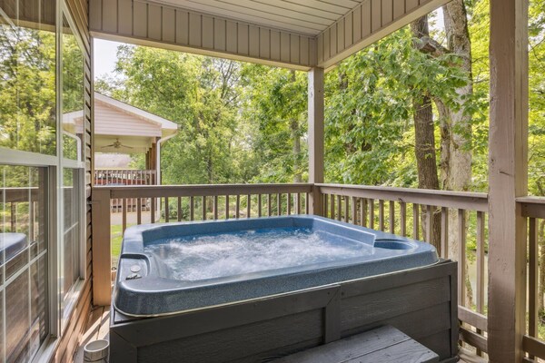 Ritz On The River | Creekside Escape With Hot Tub Near Pigeon Forge - Townsend, TN