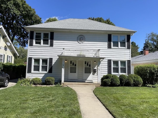 Home W/ 2 Kitchen & Living Rooms, Near Naval Base! - Gurnee, IL