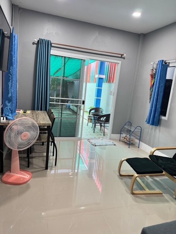 1 Minute Walk To The Tourist Strip ! New Guest House On Quiet Soi Great Location - Kanchanaburi