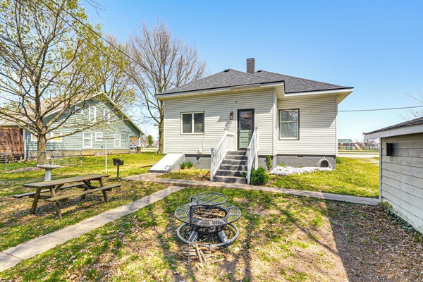 Fire Pit: Pet-friendly Mt Vernon Gem! - Aurora, MO