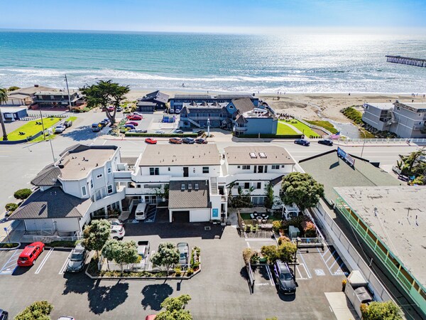 Bright Cayucos Bungalow Steps To Beach & Pier | 3br W\/ Shared Firepit Lounge - Cayucos, CA