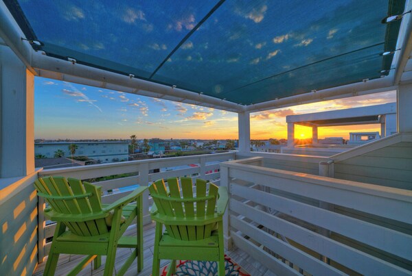 Sleeps 33! 4 Condos, Walk To The Beach, Resort-style Pool, Endless Summer Resort - Port Aransas, TX
