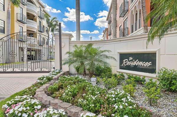 Luxurious Top Floor Unit At The Residence At Coconut Point - Estero, FL