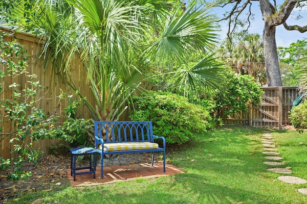 St. Simons Island Walkable Beach Days Fire Pit Nights Fenced Yard - Florida