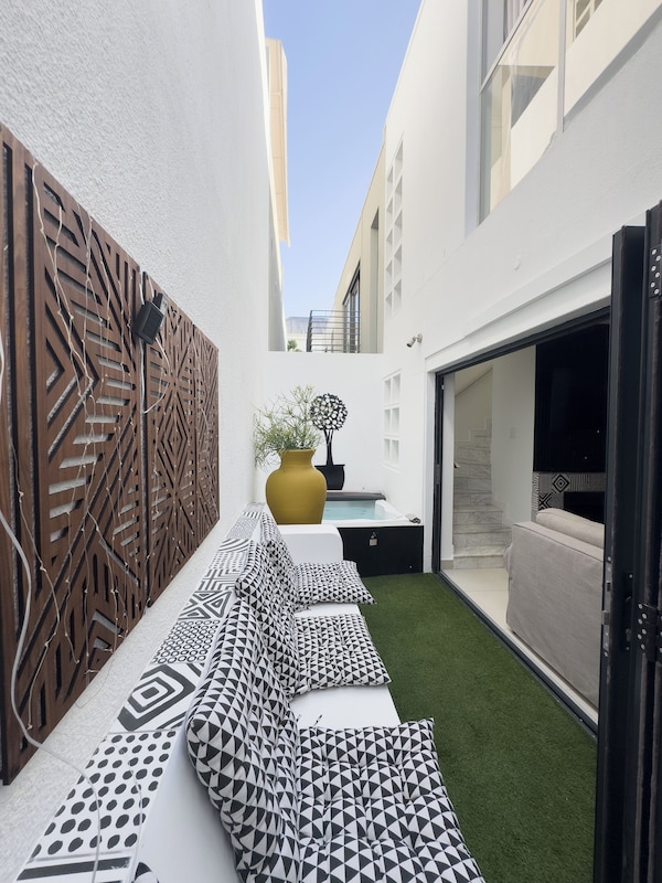 Serene Urban Oasis Penthouse Jacuzzi! - Camps Bay