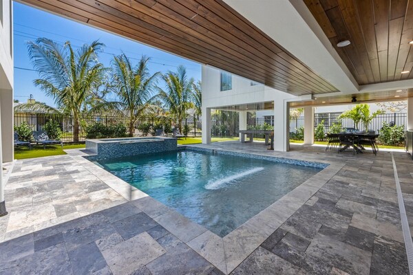 Lido Luxe Estate: Large Rental Steps To The Beach With Pool, Spa, Outdoor Games - Sarasota, FL