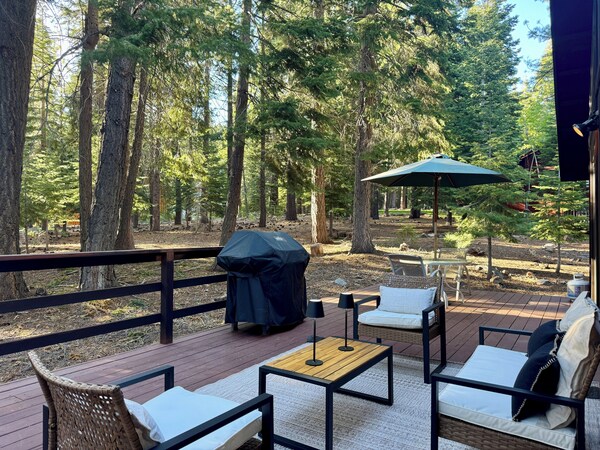 Family-friendly Mountain Modern Home | 2br Retreat W/ Soaking Tub & Forest Views - Truckee, CA
