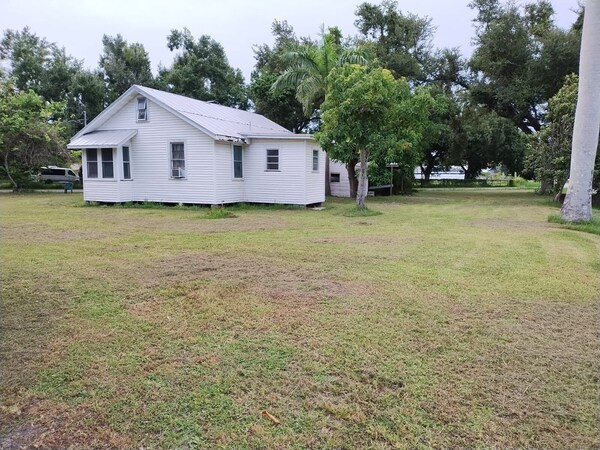 Charming Vintage Honeymoon Cottage - Fort Myers, FL