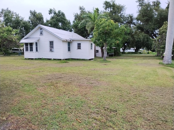 Charming Vintage Honeymoon Cottage - Fort Myers, FL