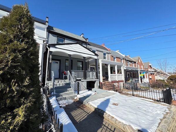 Cozy Beautiful House In Nw Dc With Private Parking - Washington, D.C., DC