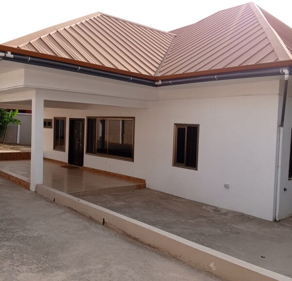 Lovely Spacious Family Sized Villa Situated 2 Minutes To Achimota Mall - Accra