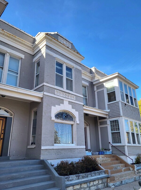 Unique, Two-story 3bdr Apt W/ Spiral Staircase In Museum Hill - Saint Joseph, MO
