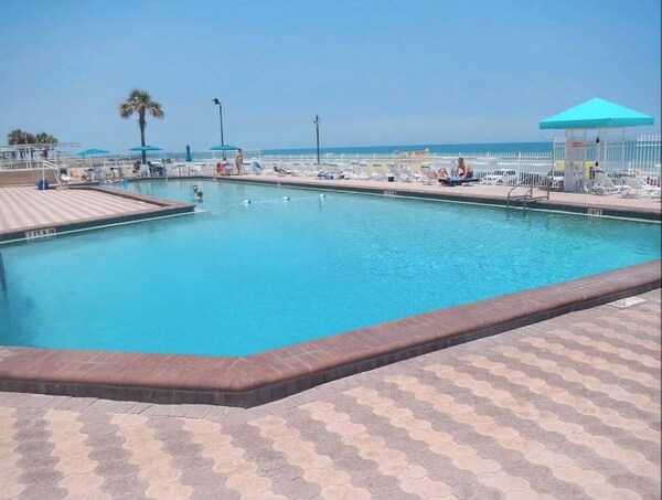 Direct Oceanfront 3rd Floor Captivating Condo, 2-ba, Sleeps 4. Daytona Beach Fl - Ormond Beach, FL