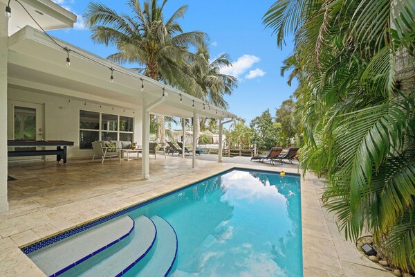 Waterfront Oasis: 4 Bd, Heated Pool, Private Dock, Beach, Fireplace, Bbq, Kayaks - Hollywood