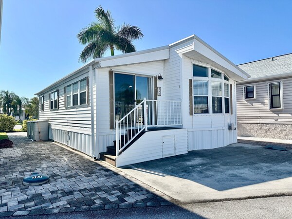 Beach Access Home Features An Open Floor Plan With 2 Bedrooms In A Resort Community - Florida