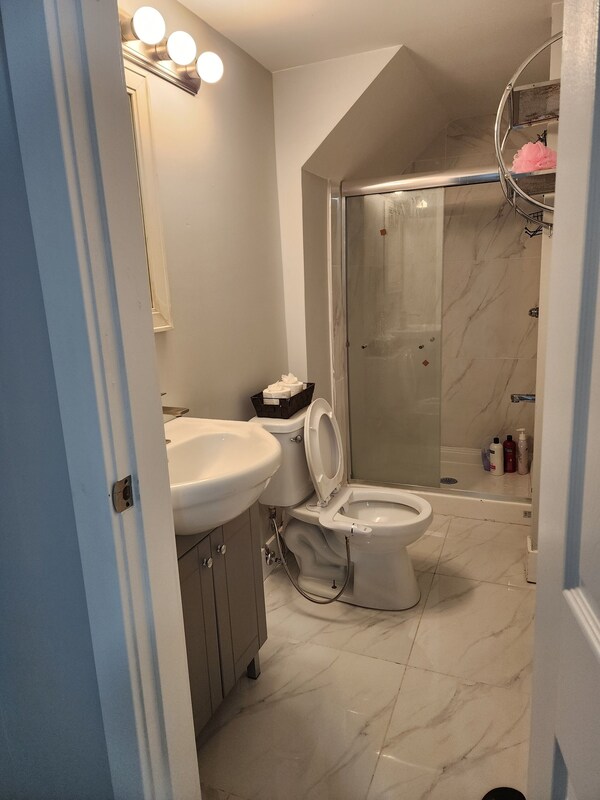 Cozy Two Bedroom Appartment Near Skytrain Station - Surrey