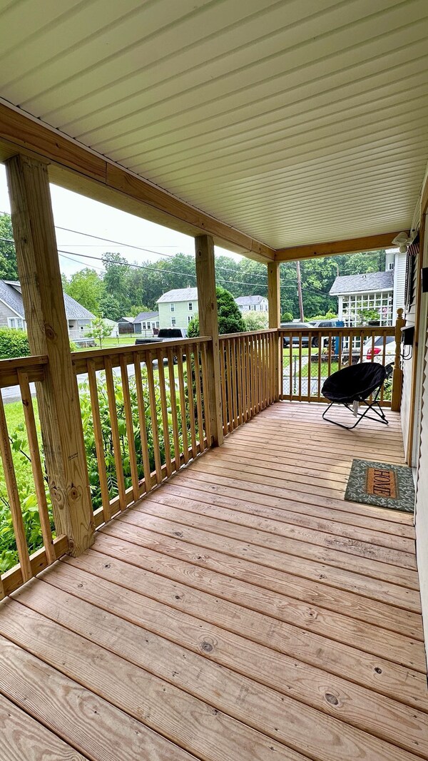 Charming 2-bedroom House In Glens Falls 8 Minutes From Lake George - Glens Falls, NY
