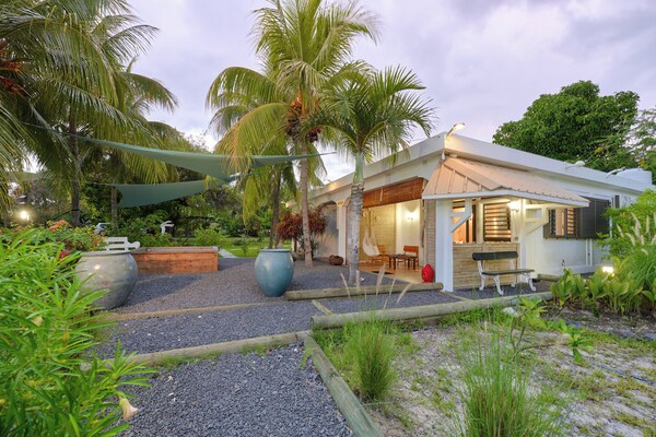 Charming 1 Bedroom Studio Sea Front And  Huge  Creole Garden With Ac, Wifi - Port Louis