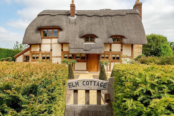 Idyllic 17th Century Thatched Cottage & Garden - Evesham
