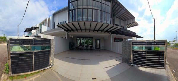 Spacious 4-bedroom Townhome With Ac, Wifi In Serene Masai - Netflix And Disney - Pasir Gudang