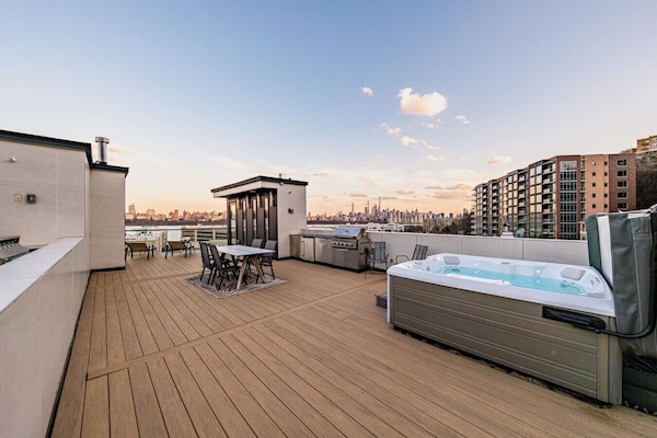 Modern Luxury: 4br Townhome + Den + Nyc Views - Edgewater, NJ