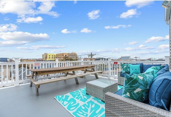 Luxury 6+br & 7bth House W/ Ac, 1.5 Blocks From Beach & Broadwalk. Rooftop Views - Seaside Heights, NJ