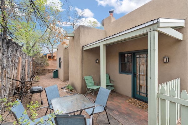 New Listing! Great Summer Rates | Minutes From Santa Fe Plaza | Cozy Bungalow - Santa Fe, NM
