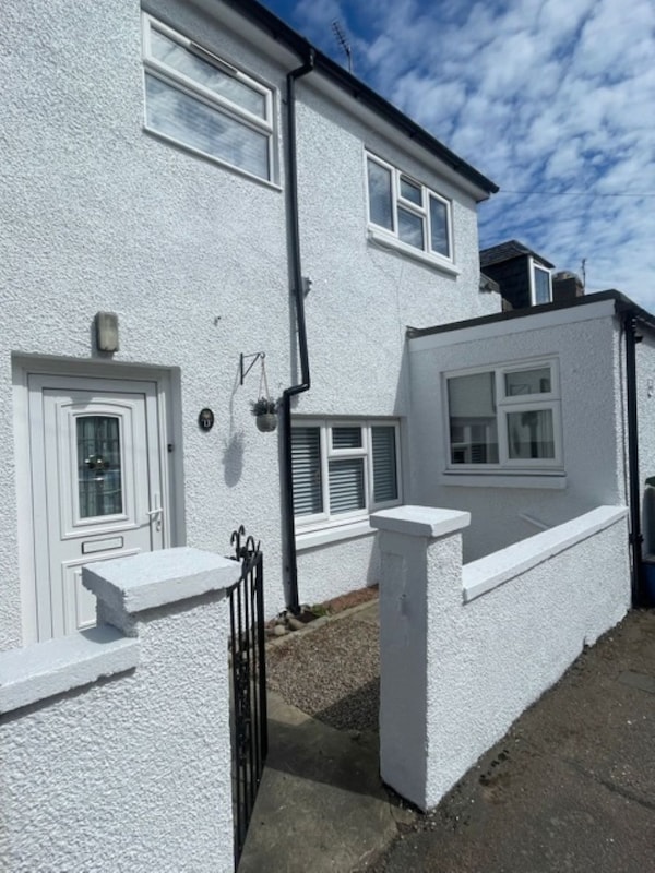 Sea Breeze Cottage - Historic Fishertown, 2 Minute Walk From Nairn's Beaches - Moray