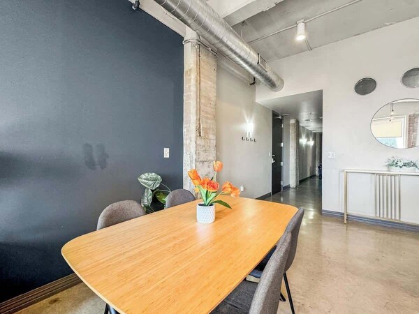 Elegant 1bd | Dt Dallas | Sleeps 12 | Free Parking - Dallas, TX