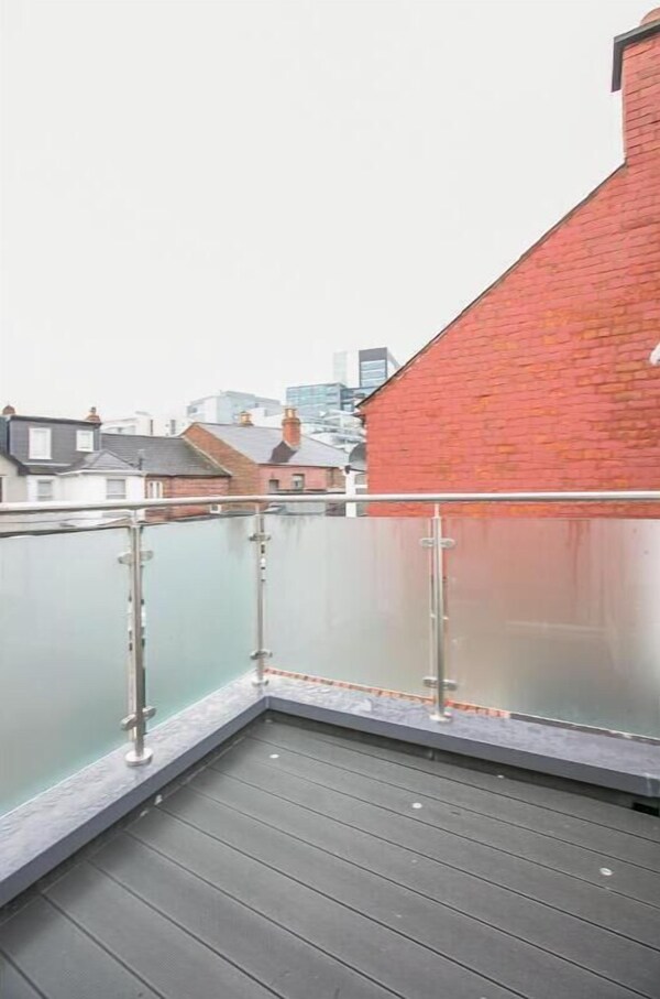 Modern Ormeau Street 3 Bedroom Apartment - Dublin