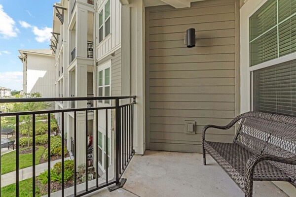 Vibrant 1-bedroom Paradise: Pool & Gym Bliss - Apollo Beach, FL