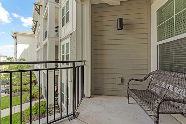 Vibrant 1-bedroom Paradise: Pool & Gym Bliss - Apollo Beach, FL