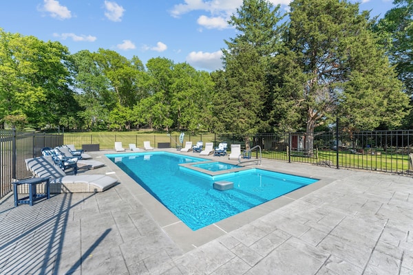 Waterfront Oasis W/ Private Pool & Epic Views - Sakonnet Sunset Manor, Tiverton - Bristol, RI