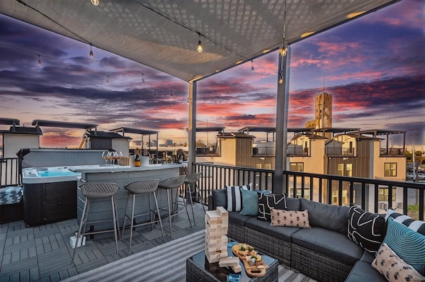 The Skyline Speakeasy! Rooftop Hot Tub, Glam Stations, Sleeps 12 - Nashville, TN