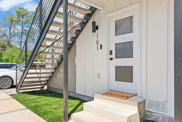 Modern 1br Retreat, Near Downtown Dallas + Parking - Dallas, TX
