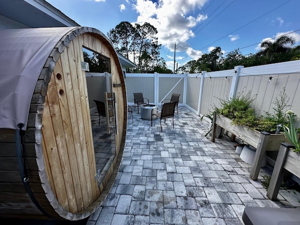 Sebastian Spa Retreat: Hot Tub, Pool & Sauna Bliss - Sebastian, FL