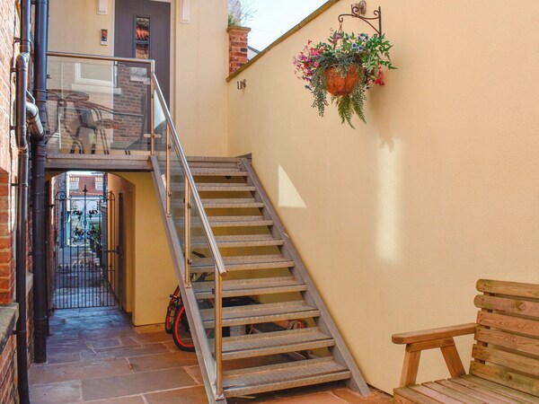 2 Bedroom Accommodation In Whitby - Whitby