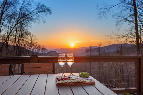 New! Luxury Sunset Mountain Views! Hottub, Gamerm & Theatre -Maggie Valley-sylva - Sylva, NC